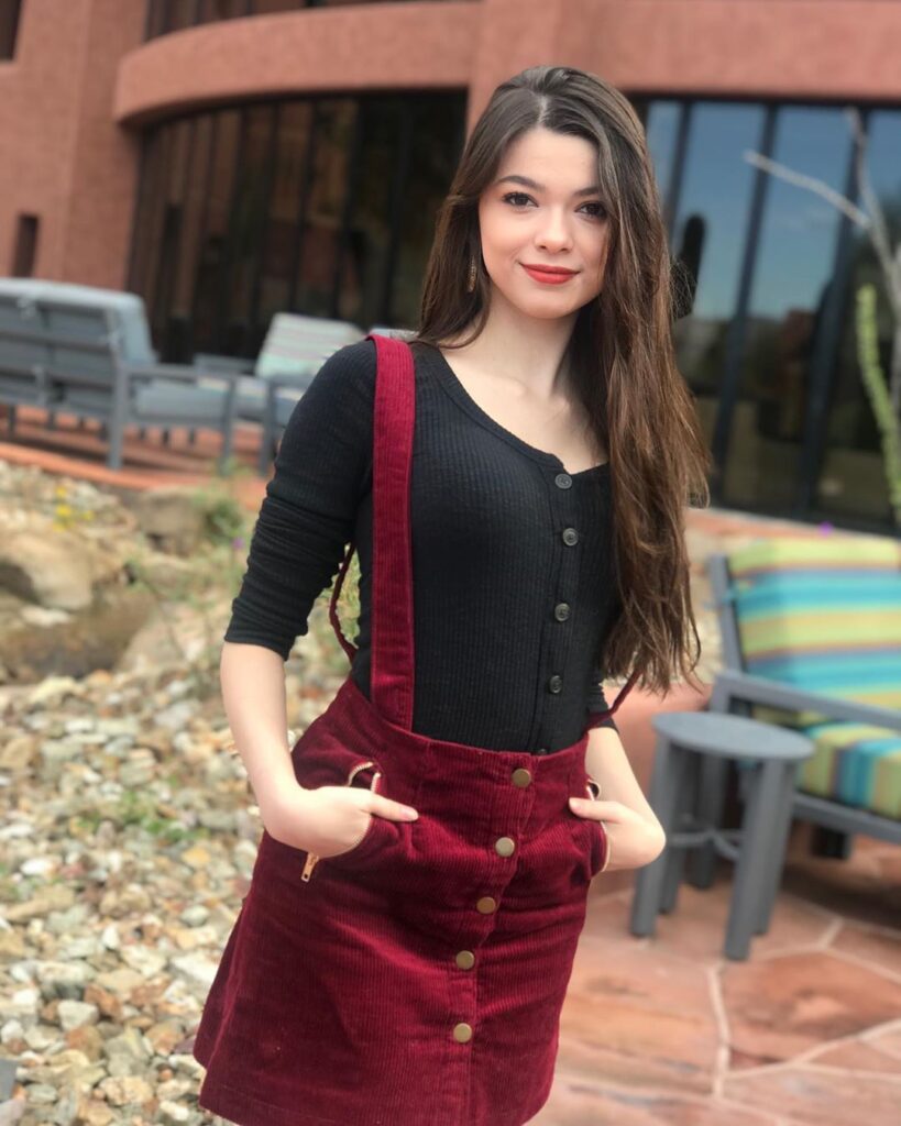 Nikki Hahn Wiki, Bio, Age, Family, Career, Net Worth, and Social Life